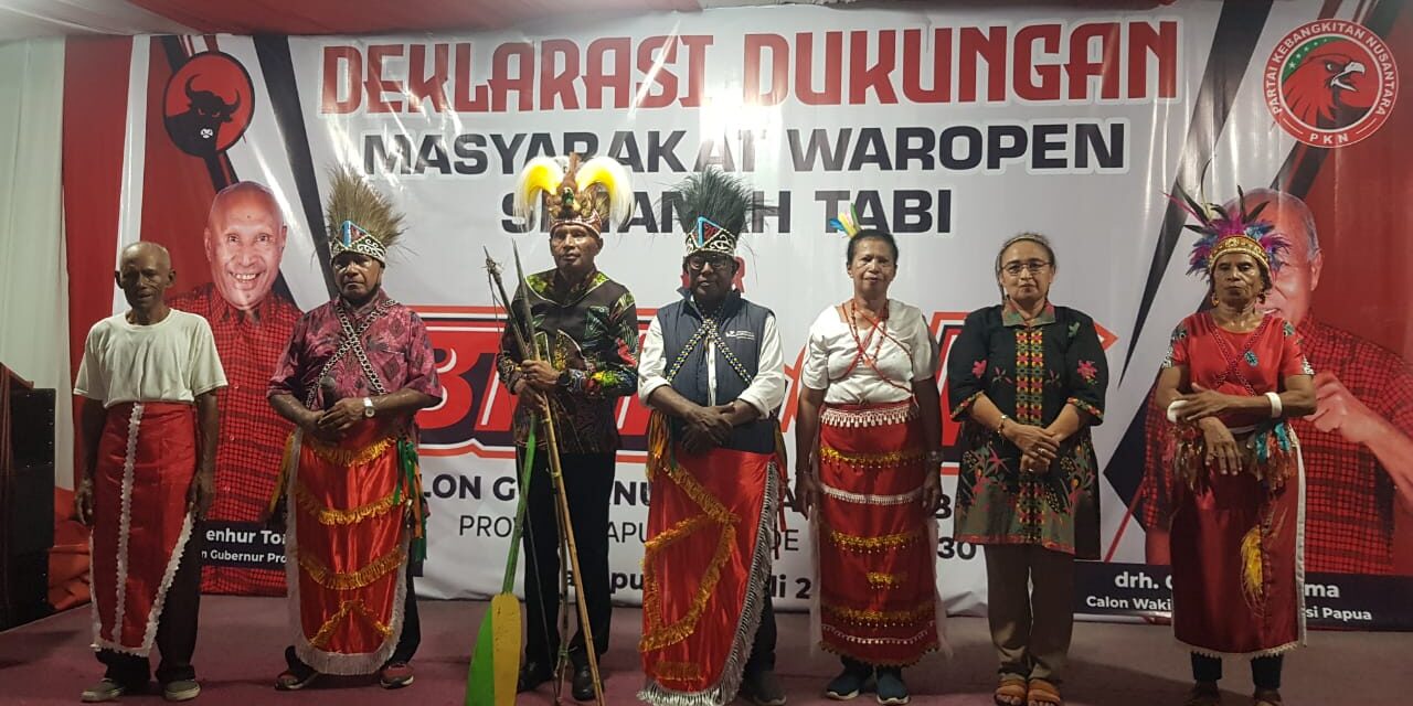 Bukti Persaudaraan Adat: Masyarakat Waropen di Tanah Tabi Gelar Prosesi ...