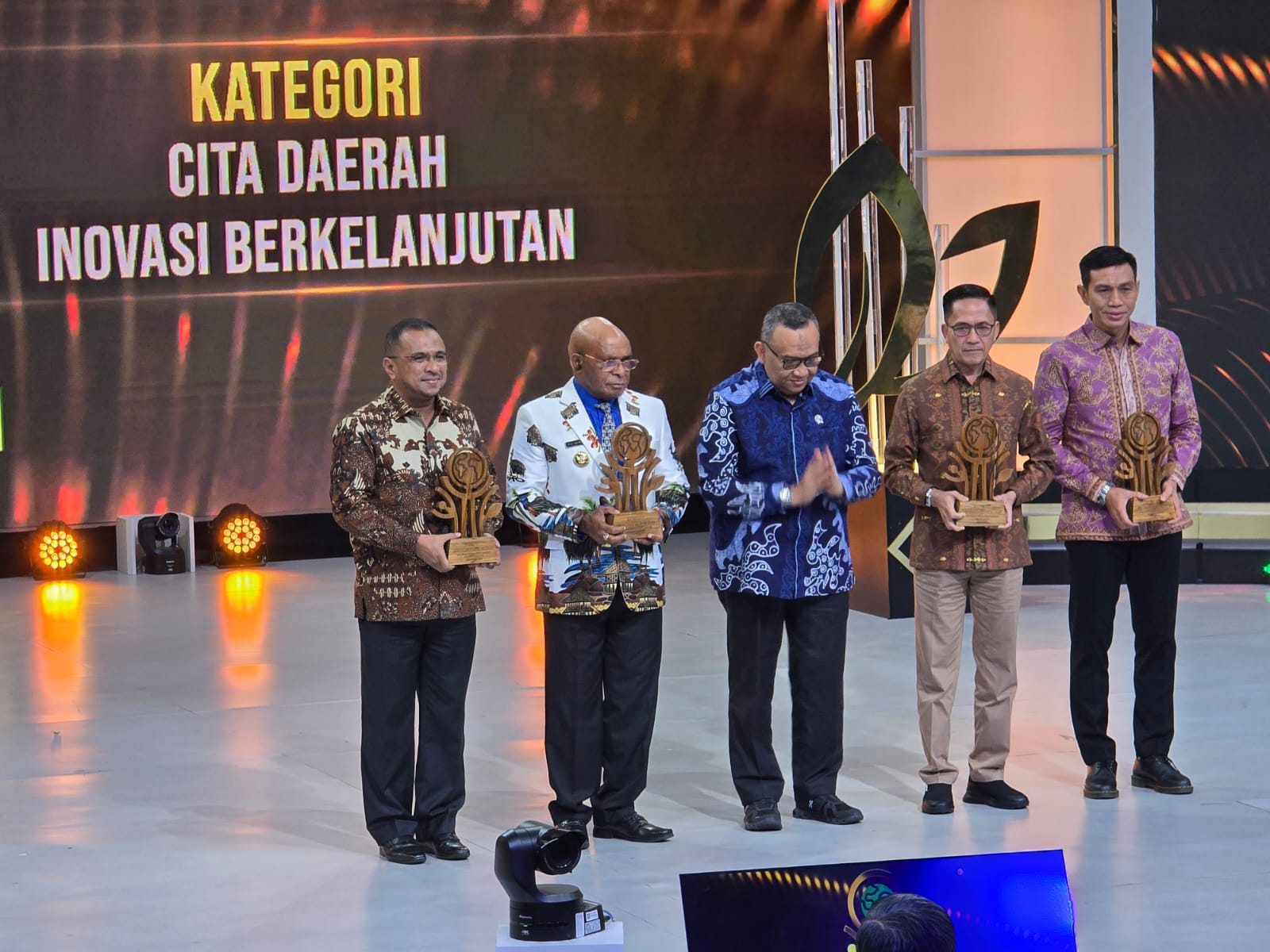 Bupati Elvis Tabuni Terima Penghargaan Anugerah Cita Negeri Dari Kompas ...