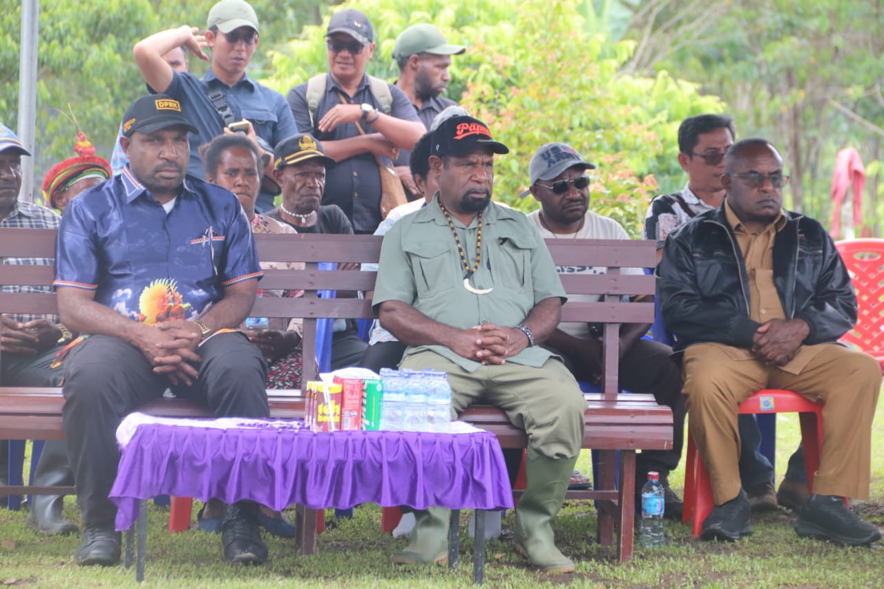 Wabup Itaman Thago Panen Raya Padi di Kampung Kobakma Satu Mamteng ...